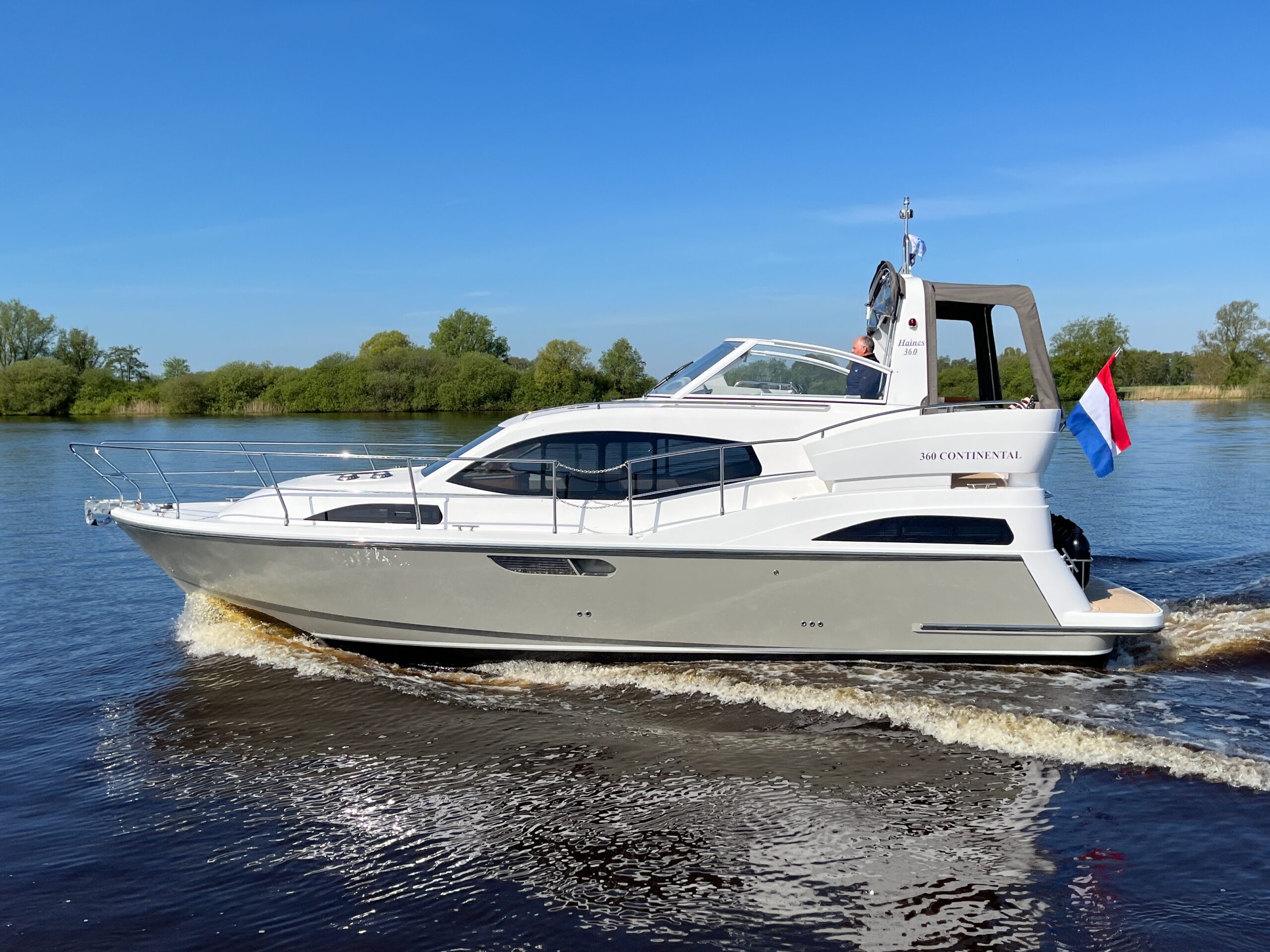 Haines 360 AC – Ruim & Comfortabel achterkajuit motorjacht – Smelne ...
